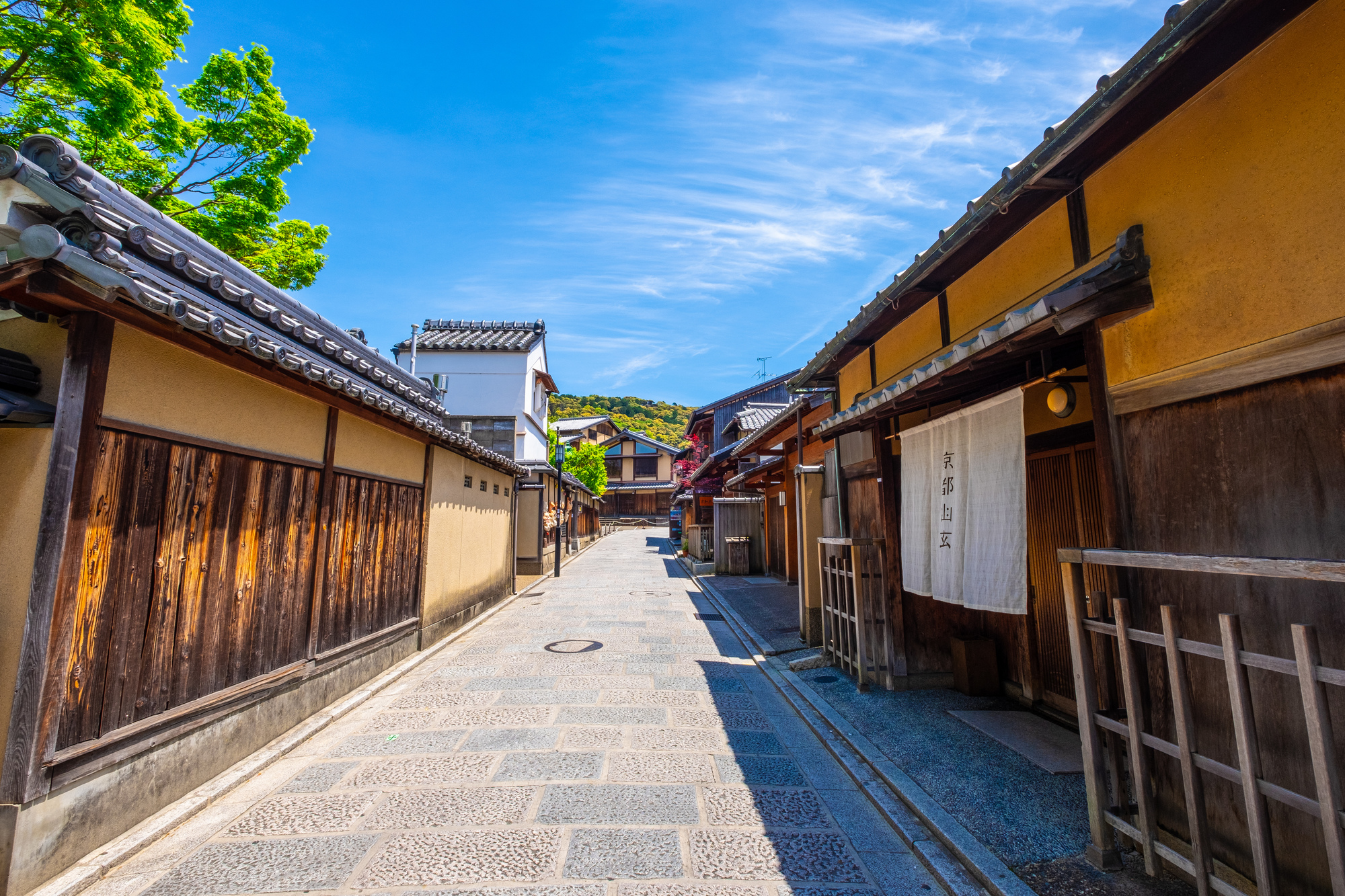 A Scene of Japanese-style Shopfronts Using the Noren - OMUSUBI